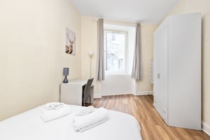 Apartamento, 2 quartos | 2 quartos, secretária adequada para computadores portáteis