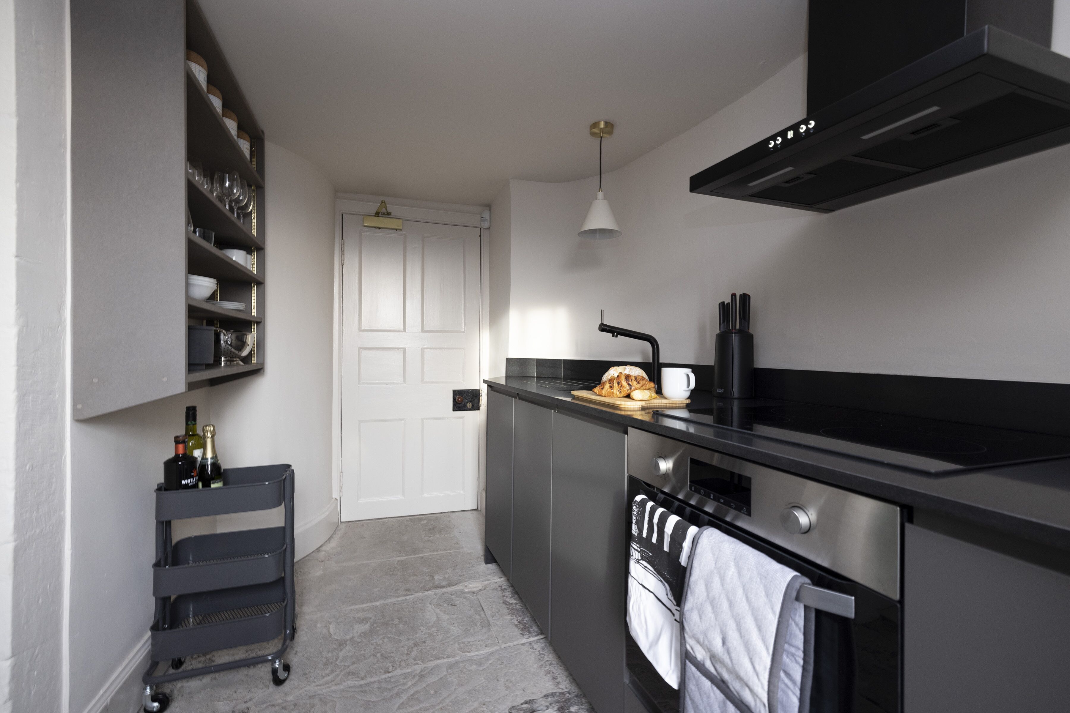 Apartamento, 1 quarto | Cozinha privada | Geladeira, micro-ondas, fogão, cooktop