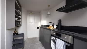 Apartamento, 1 quarto | Cozinha privada | Geladeira, micro-ondas, fogão, cooktop