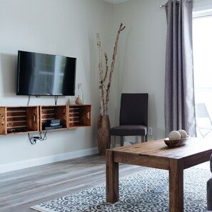 Appartement de deux chambres à coucher + divan-lit | Sala de estar | Televisor LED de 40 polegadas com canais por cabo, televisor 