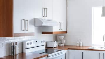 Appartement de deux chambres à coucher + divan-lit | Cozinha privada | Um frigorífico/congelador grande, um micro-ondas, um forno