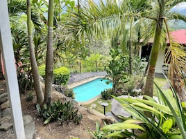 Villa Panorâmica | Sala de estar | Televisor de ecrã plano de 21 polegadas com canais por cabo, televisor