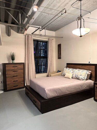 Lovely Condo In Downtown La W/ Great Views & Pool - Los Angeles, CA