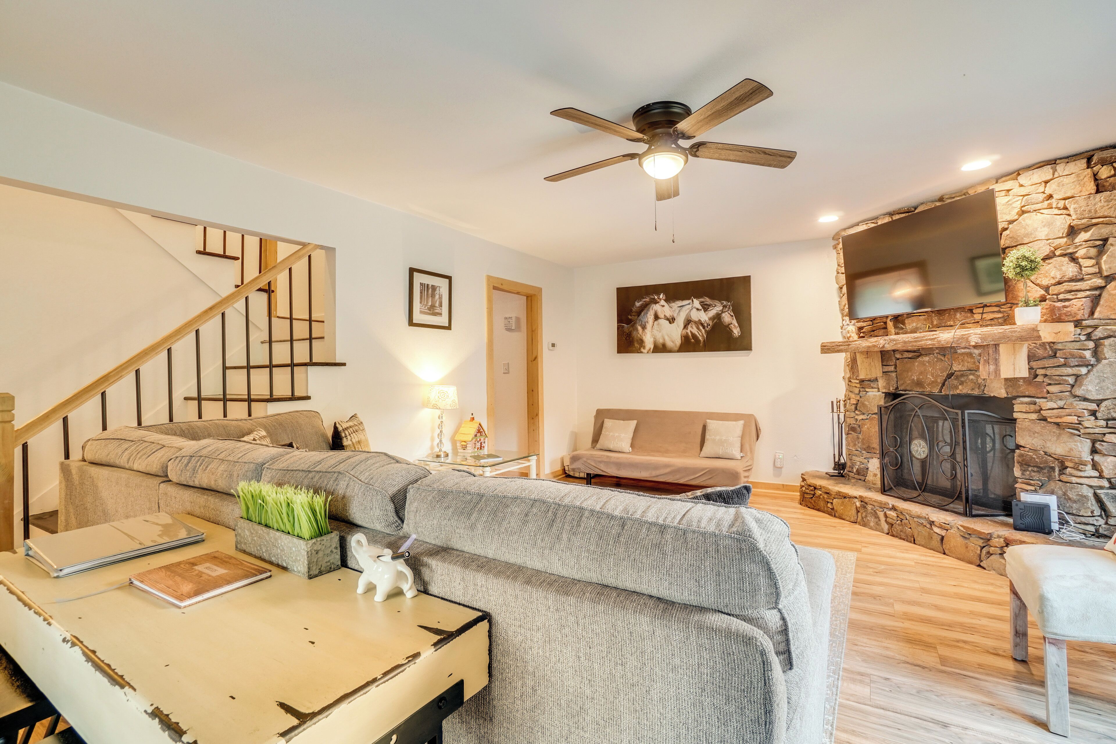 Spacious Rustic Helen Abode ~ 1/2 Mi From Tubing! - Helen, GA