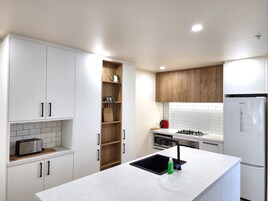 Apartamento | Cozinha privada | Geladeira grande, micro-ondas, fogão, cooktop