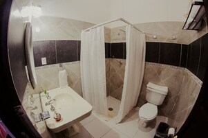 Quarto Clássico com Cama de Casal (SANTIAGO) | Casa de banho | Um polibã, um chuveiro fixo, toalhas fornecidas, sabão