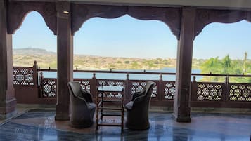 Quarto exclusivo, sacada, vista para o lago | Roupas de cama premium, cofres nos quartos, individualmente decorados