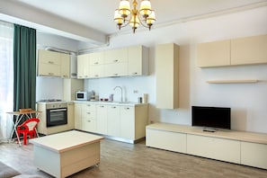 Apartamento luxo | Área de estar | Smart TV 140 cm com canais a cabo, TV