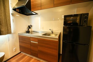 Geladeira, micro-ondas, cooktop, talheres/pratos/utensílios de cozinha