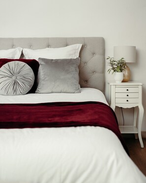 Quarto luxo | Roupas de cama premium, individualmente mobiliados, escrivaninha