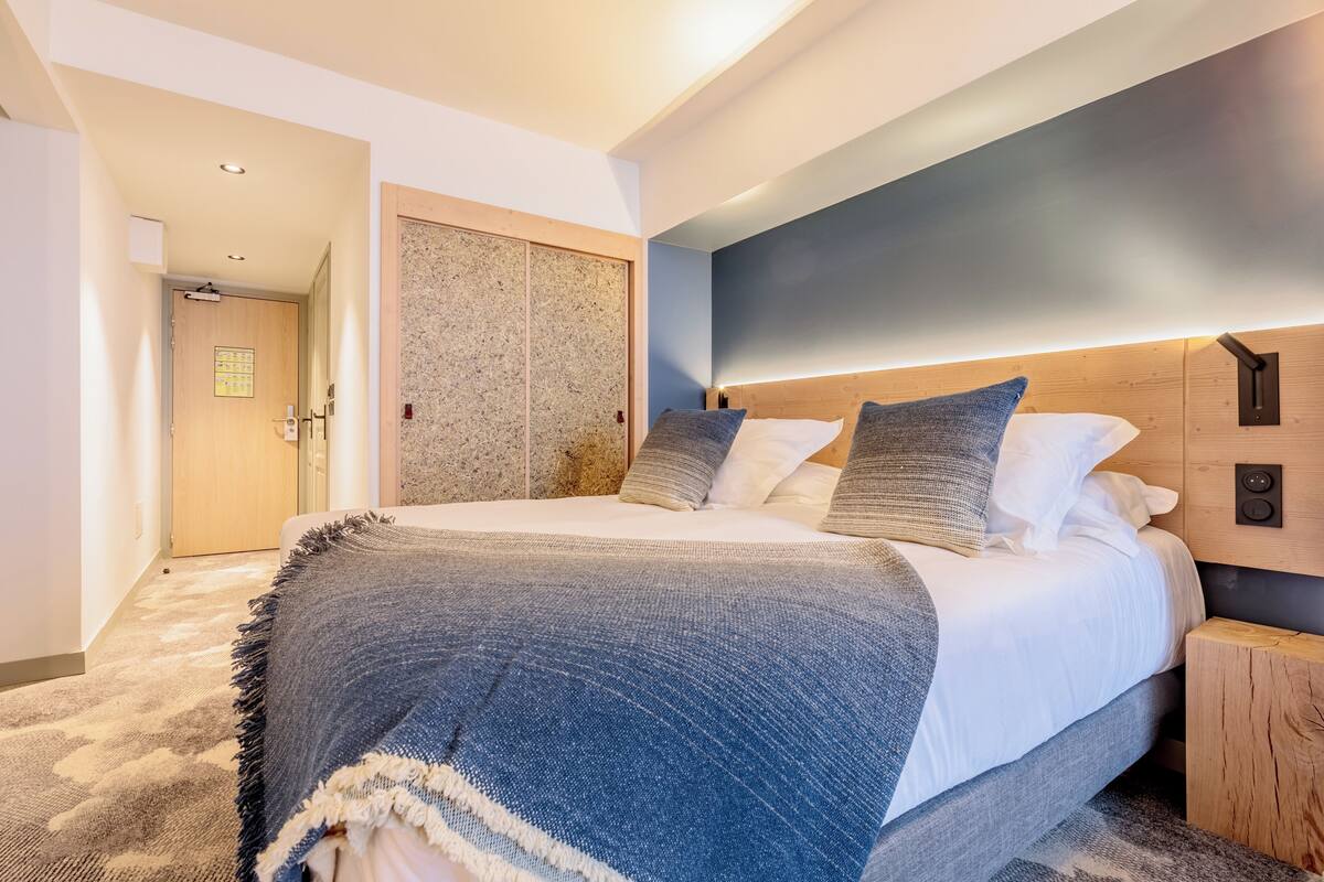 Cofres nos quartos, escrivaninha, cortinas blackout, Wi-Fi de cortesia