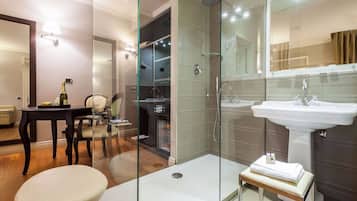 Quarto Duplo ou Twin Superior | Casa de banho | Um polibã, um secador de cabelo, um bidé, toalhas fornecidas