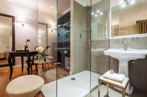 Quarto casal ou duplo superior | Banheiro | Chuveiro, secador de cabelo, bidê, toalhas de banho
