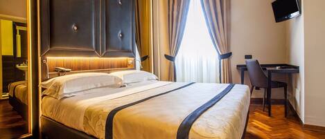 Quarto casal ou duplo superior | Roupas de cama antialérgicas, frigobar, cofres nos quartos, escrivaninha