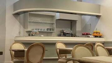 Pequeno-almoço tipo buffet diário (10 EUR por pessoa)