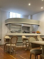 Café da manhã com buffet todos os dias mediante uma taxa