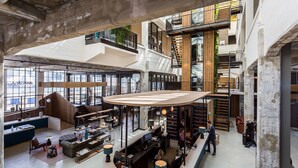 Interior espaçoso e moderno, com balcão central, áreas de estar e vários níveis com varandas.