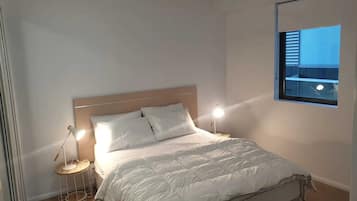 Apartamento Básico, 1 cama queen-size | 1 quarto, secretária adequada para computadores portáteis