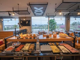 Café da manhã com buffet todos os dias mediante uma taxa