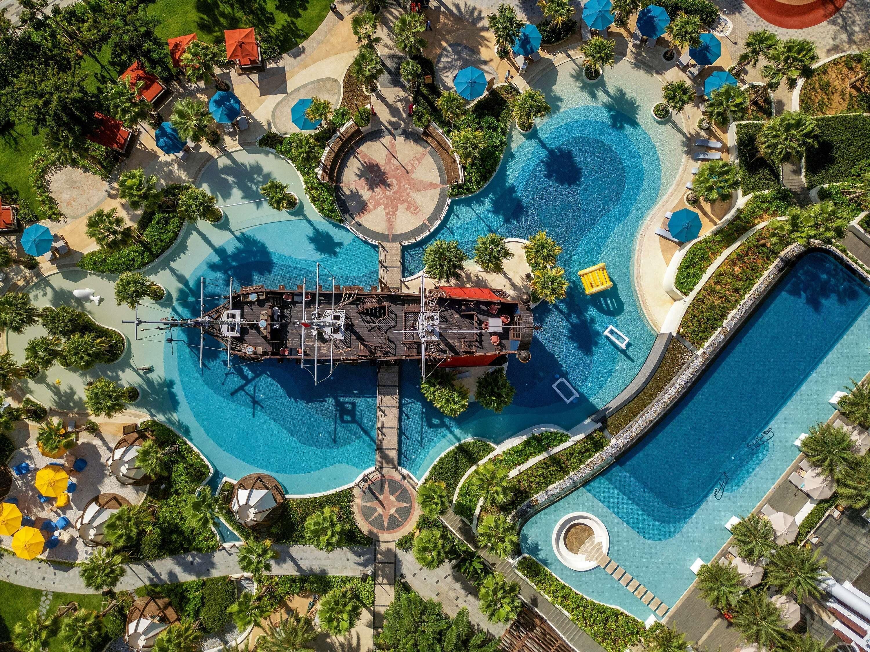 2 piscinas exteriores, guarda-sóis 