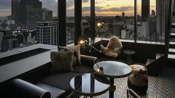 Suíte, 2 camas de solteiro | 1 quarto, cofres nos quartos, escrivaninha, cortinas blackout