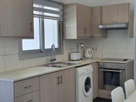 Apartamento Cidade | Cozinha privada | Um frigorífico/congelador grande, um micro-ondas, um forno