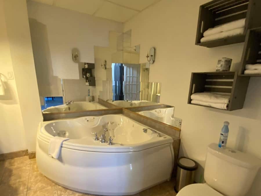 Appartement de deux chambres à coucher | Casa de banho | Um secador de cabelo, toalhas fornecidas, champô, papel higiénico