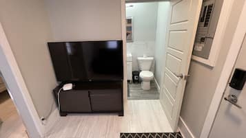 Suite avec chambre fermée + divan-lit | Sala de estar | Televisor LED