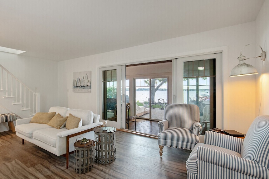 Waterfront Cottage With Fireplace Located Directly On Owasco Lake. - Owasco Lake, NY