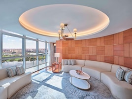 Suite Royal, 1 cama king-size | Sala de estar | Televisor LED de 55 polegadas com canais via satélite