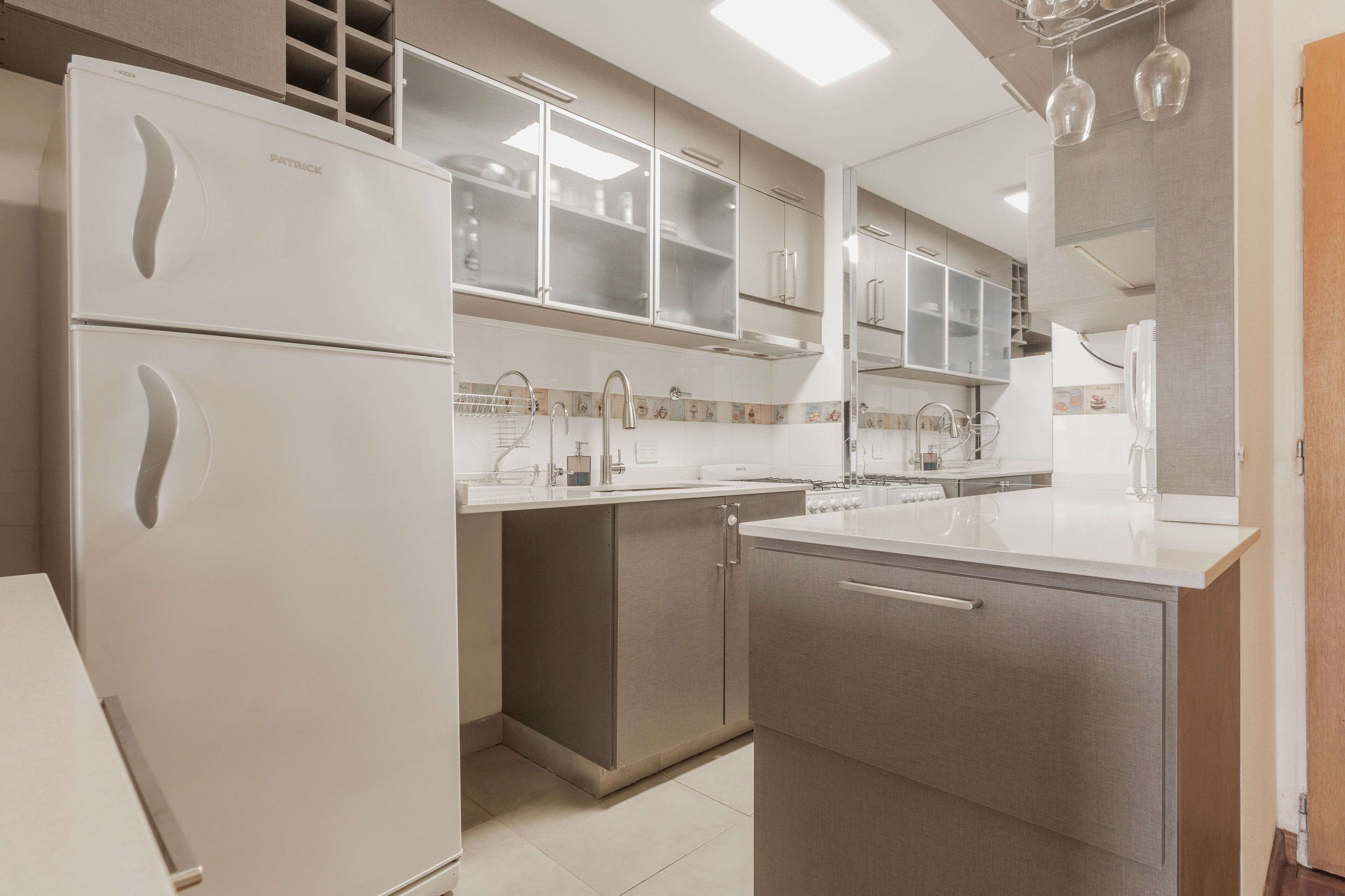 Apartamento Design, 1 cama king-size | Cozinha privada | Um frigorífico/congelador grande, um forno 