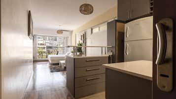 Apartamento design, 1 cama King | Área de estar | TV LED 55 polegadas com canais digitais, TV