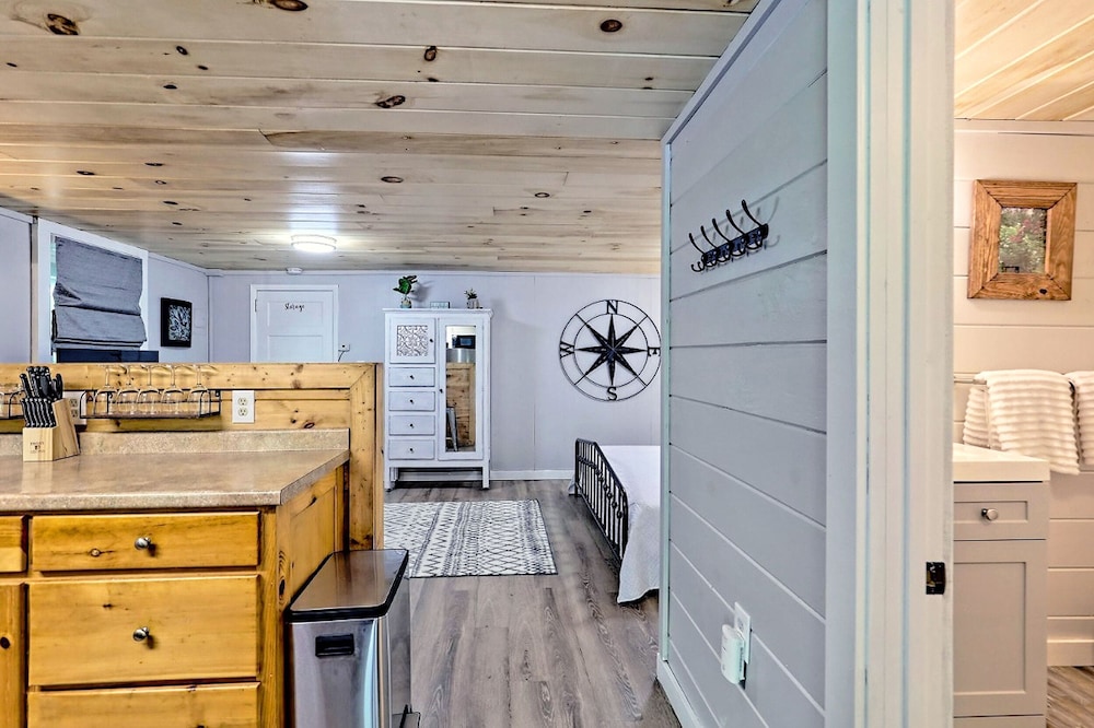 Outside Hot Tub. Low Cleaning Fee. Walk To Town. Wi-fi, Fire Pit, Free Parking. - 클레이턴