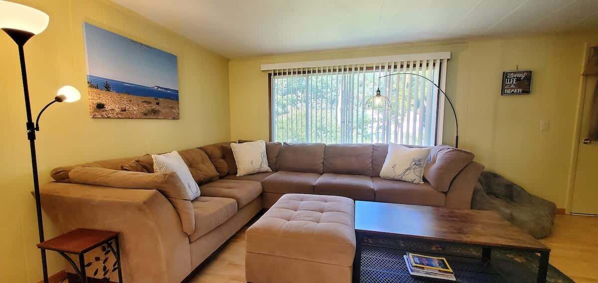 The Yellow Rose Pet-friendly Lawn Games - Frankfort, MI