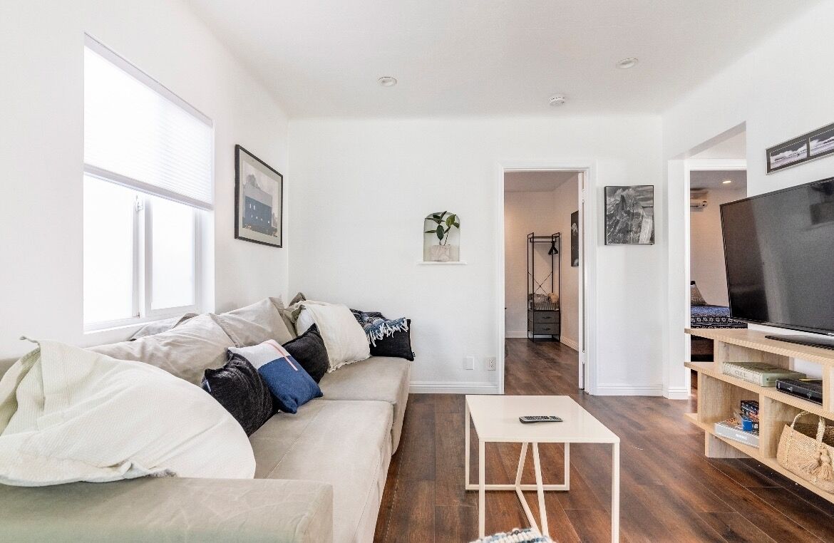 Cozy Cottage With Private Fenced Backyard Pets Welcome - Los Angeles, CA