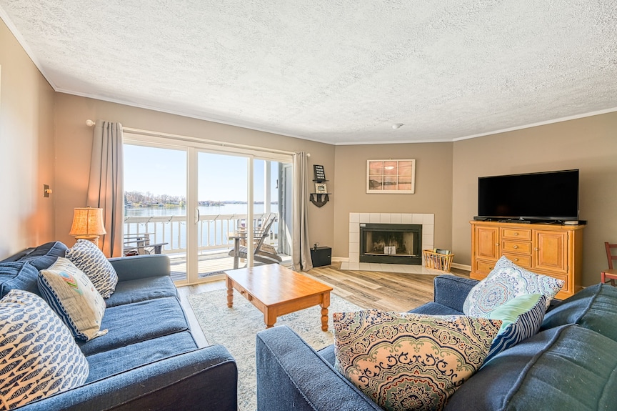 Sunset Cove - Waterways Lakefront Retreat With Boat Slip, Pool & Beach - Dogs Ok - Smith Mountain Lake