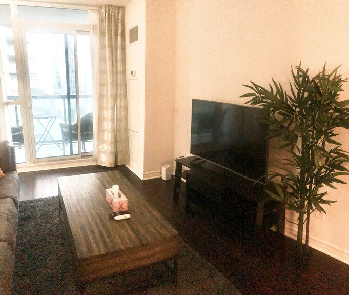1 Bedroom Condo Steps To Cn Tower!! - Toronto