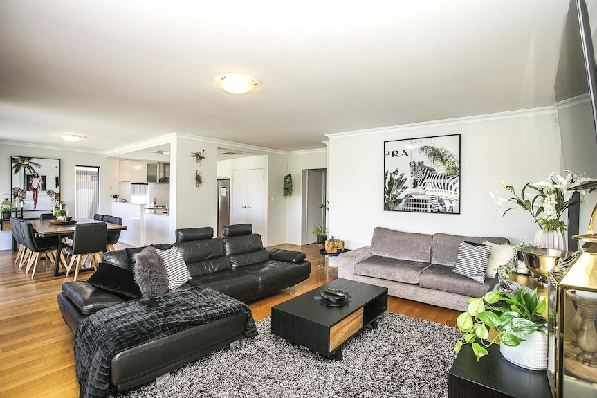 Chillax House -Luxury Canal Holiday House, Jetty, Bbq, Family Friendly-sleeps 14 - Mandurah