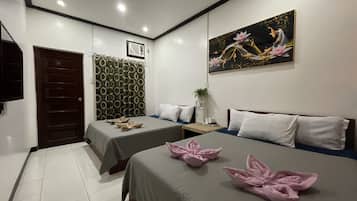 Quarto Quádruplo Básico | Roupa de alta qualidade, secretária, roupa de cama fornecida