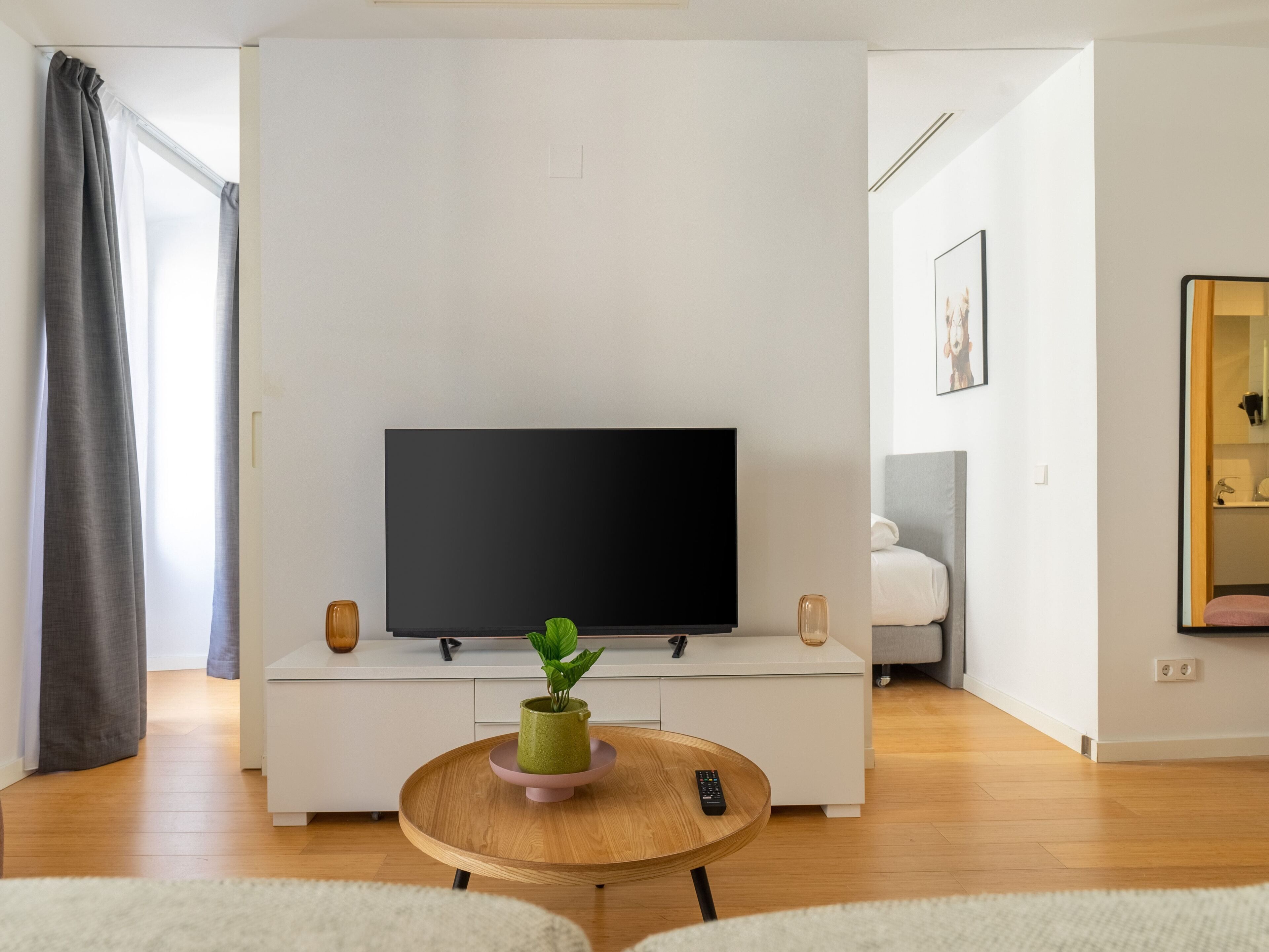 Two-Bedroom Apartment | Sala de estar | Smart TV de 50 polegadas com canais via satélite, televisor 