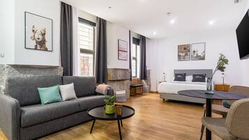 Studio Apartment - Disability access | Com decoração personalizada, com mobília individualizada, Wi-fi grátis