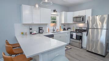 Casa (4 Bedrooms) | Cozinha privada | Um micro-ondas, um forno, uma placa de cozinha, utensílios de cozinha