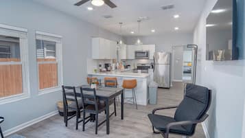 Casa (4 Bedrooms) | Cozinha privada | Um micro-ondas, um forno, uma placa de cozinha, utensílios de cozinha