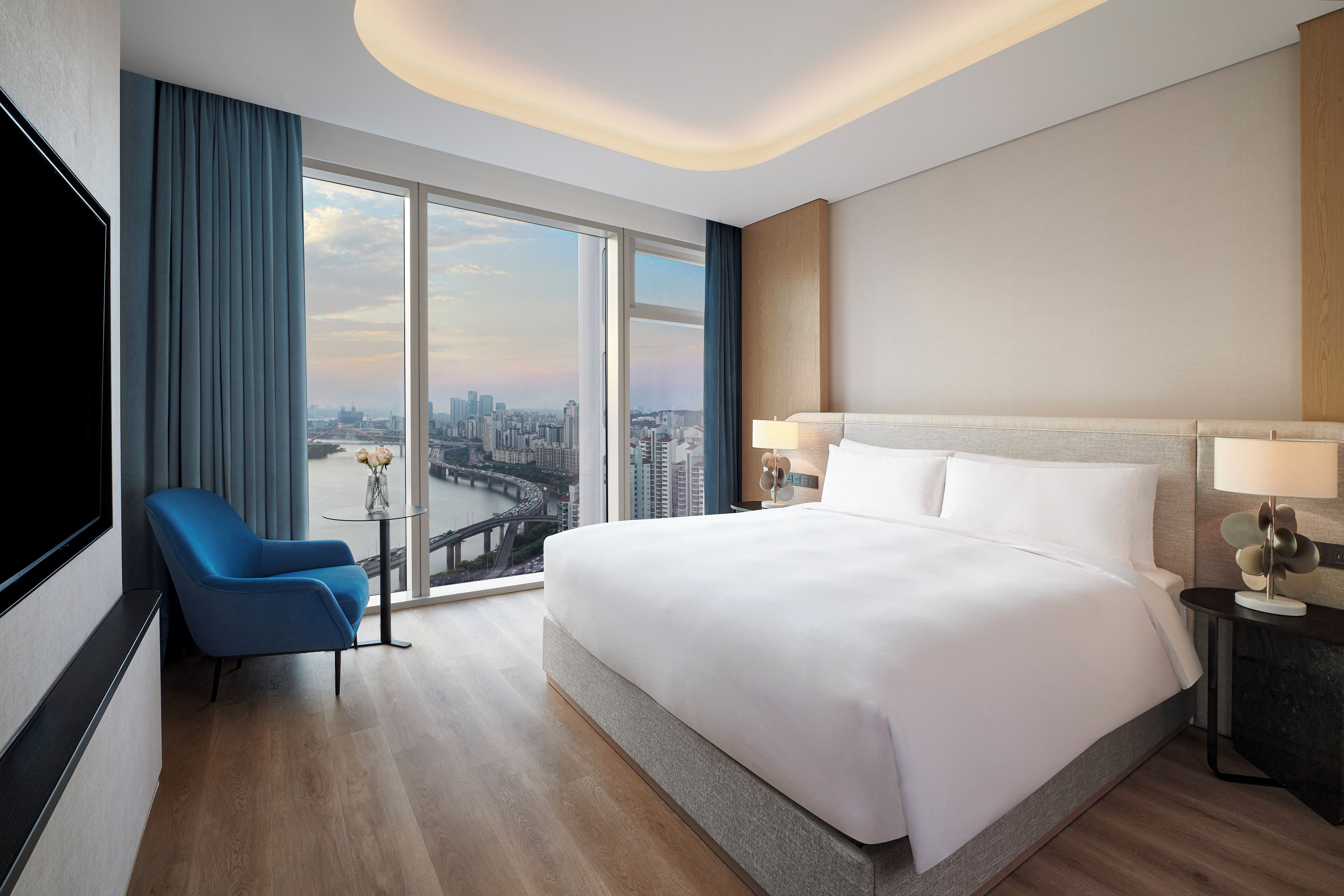 Suíte premier, 1 cama King, vista para o rio | Roupas de cama premium, edredons de pluma, frigobar, cofres nos quartos