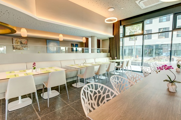 Pequeno-almoço tipo buffet diário mediante uma taxa