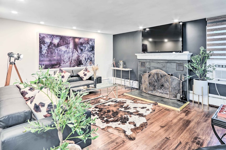 Upscale Waterbury Retreat W/ Indoor Hot Tub! - Waterbury, CT