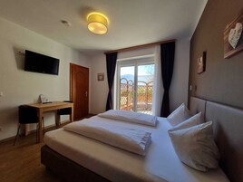 Quarto casal conforto | Cofres nos quartos, escrivaninha, espaço de trabalho para notebook