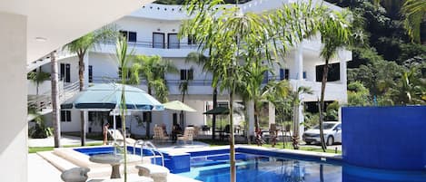 Piscina externa, guarda-sóis