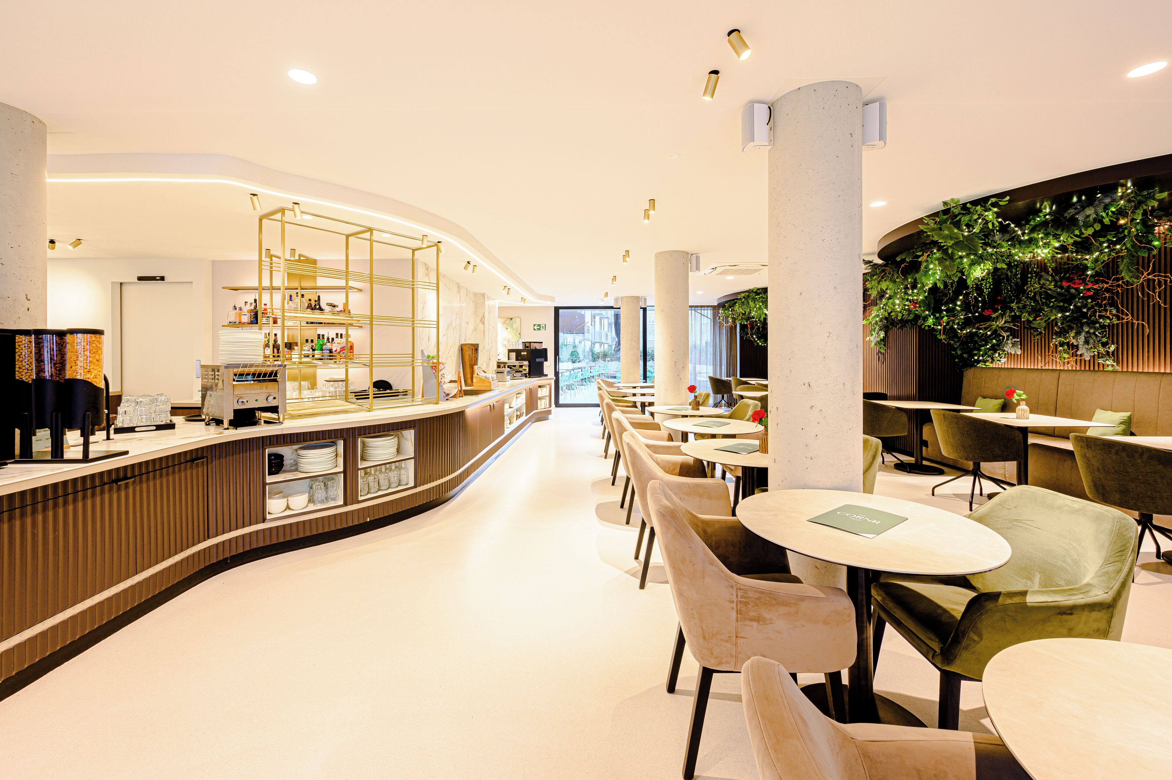 Café da manhã com buffet todos os dias (EUR 24.5 por pessoa) 