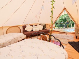 1 quarto, com decoração personalizada, com mobília individualizada 